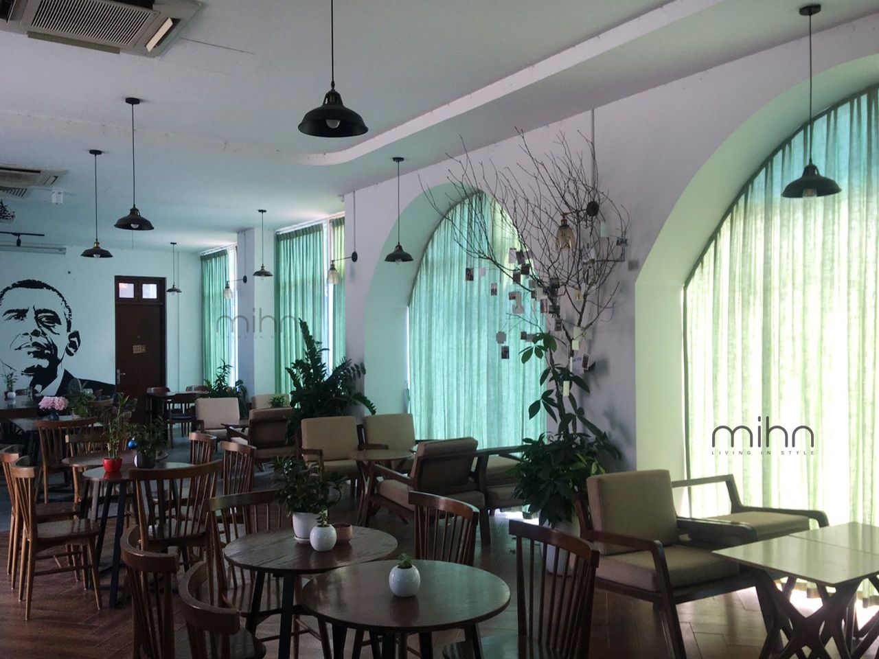 Công trình rèm cửa linen màu xanh - Tạo điểm nhấn cho quán cafe của ...